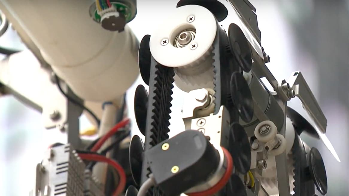 Meet chinas window cleaning robot